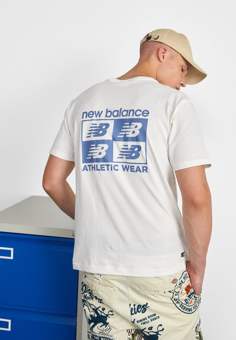 New Balance ESSENTIALS GRAPHIC - T-shirts print - sea salt/hvid ...