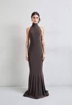 Norma Kamali HALTER TURTLE FISHTAIL - Ballkleid - chocolate/braun - Zalando.at