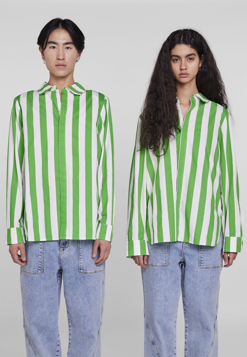 IIQUAL LEAN STRIPE SHIRT UNISEX - Camisa - fern green/white/verde ...