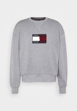 Tommy Hilfiger TOMMY HILFIGER X SHAWN MENDES GOOD LUCK CREWNECK EXCLUSIVE UNISEX - Bluză de ...