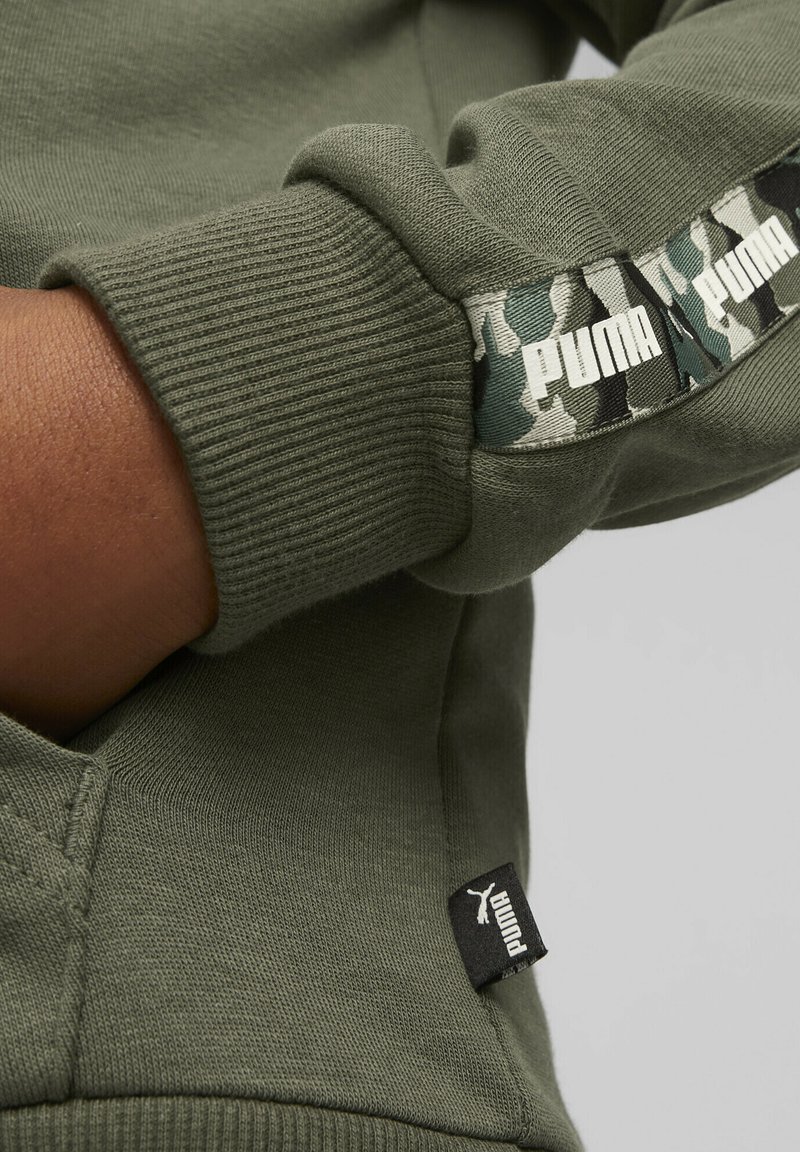 Puma UNISEX ESSENTIALS TAPE CAMO - Kapuzenpullover - green moss/grün ...