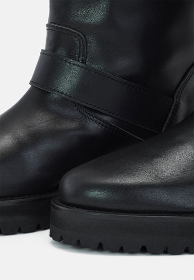 Reike Nen VANESSA HONG X REIKE NEN LANDED - Plateaustiefel - black ...
