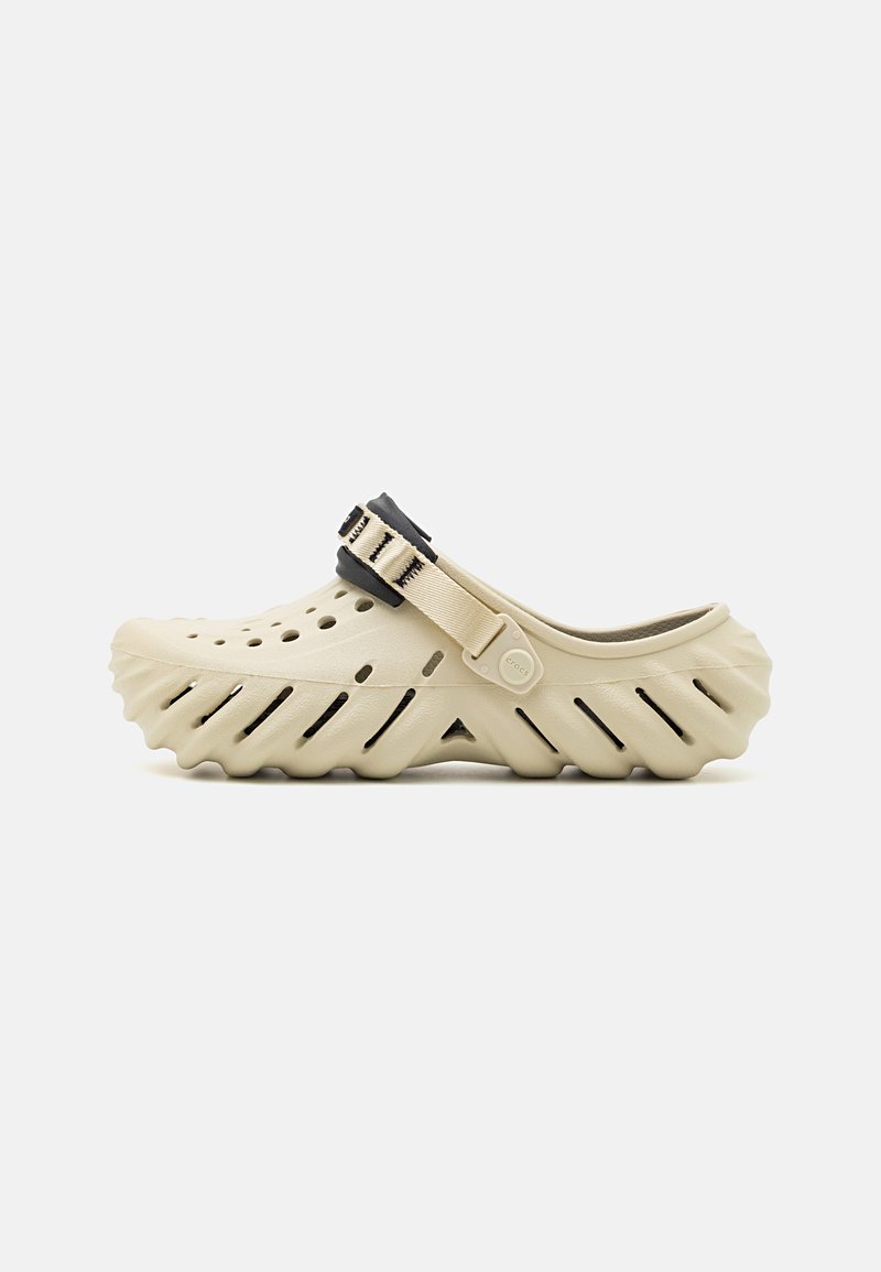 Crocs ECHO UNISEX - Sandalias planas - bone/black/crema - Zalando.es
