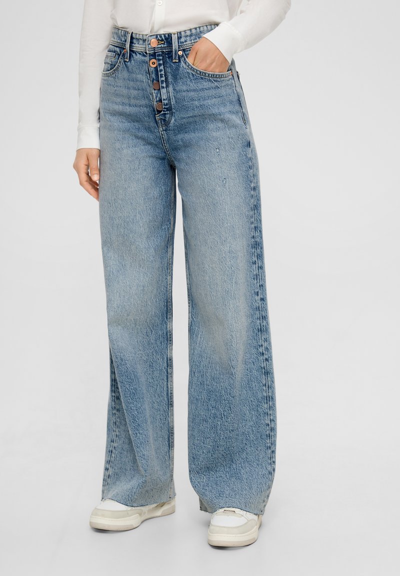 s.Oliver REGULAR WIDE LEG - Flared Jeans - blau/stone-blue denim ...