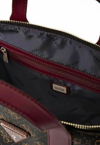 Guess FOLLIE SMALL - Handtasche - brown logo/dunkelbraun - Zalando.at