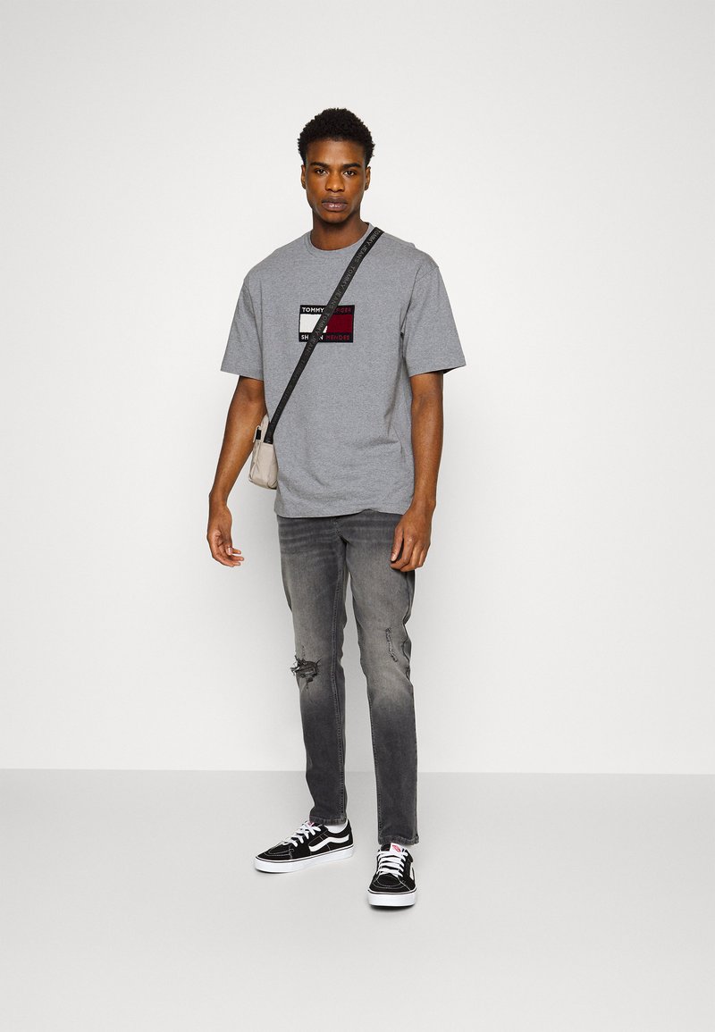 Tommy Hilfiger TOMMY HILFIGER X SHAWN MENDES GOOD LUCK TEE EXCLUSIVE UNISEX - T-shirt imprimé ...