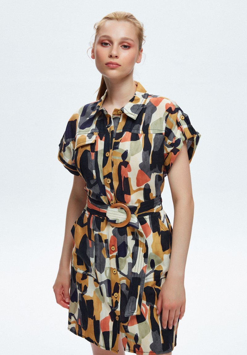 adL SHORT SLEEVE WITH POCKET - Shirt dress - patterned camel/camel ...