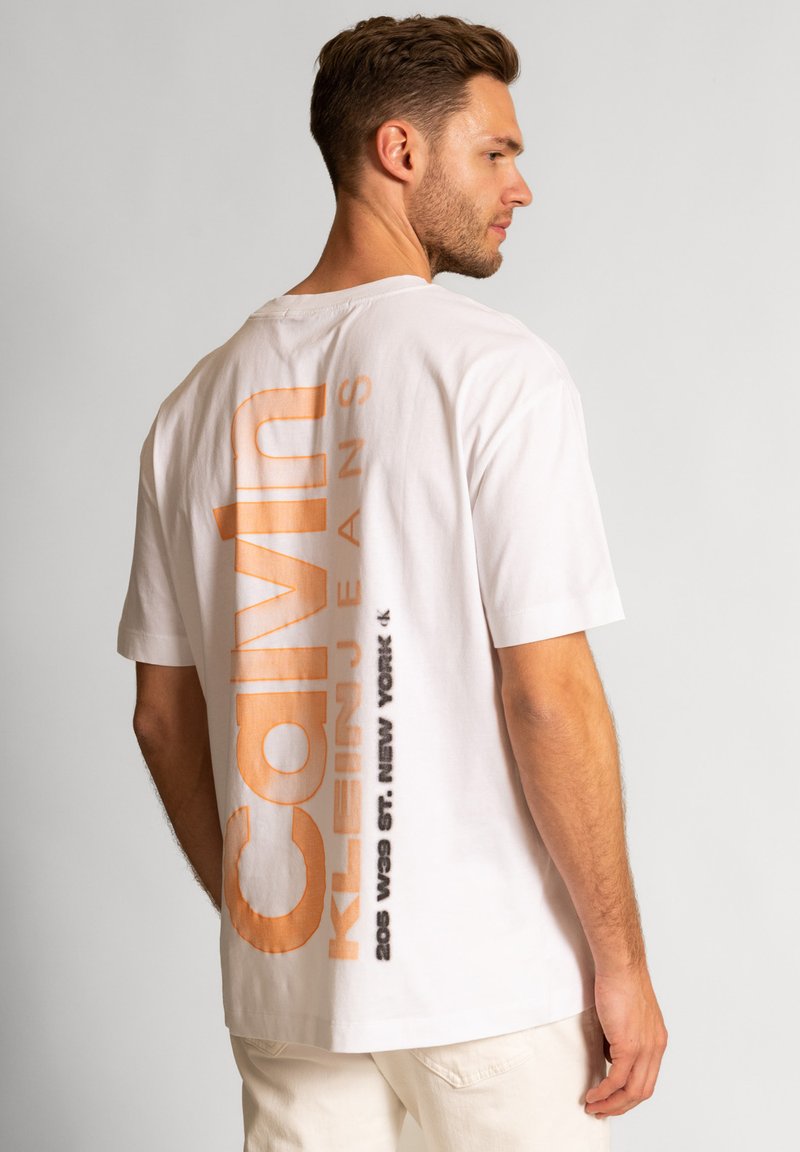 Calvin Klein Jeans Institutional T Shirt Print Weiß Zalando At