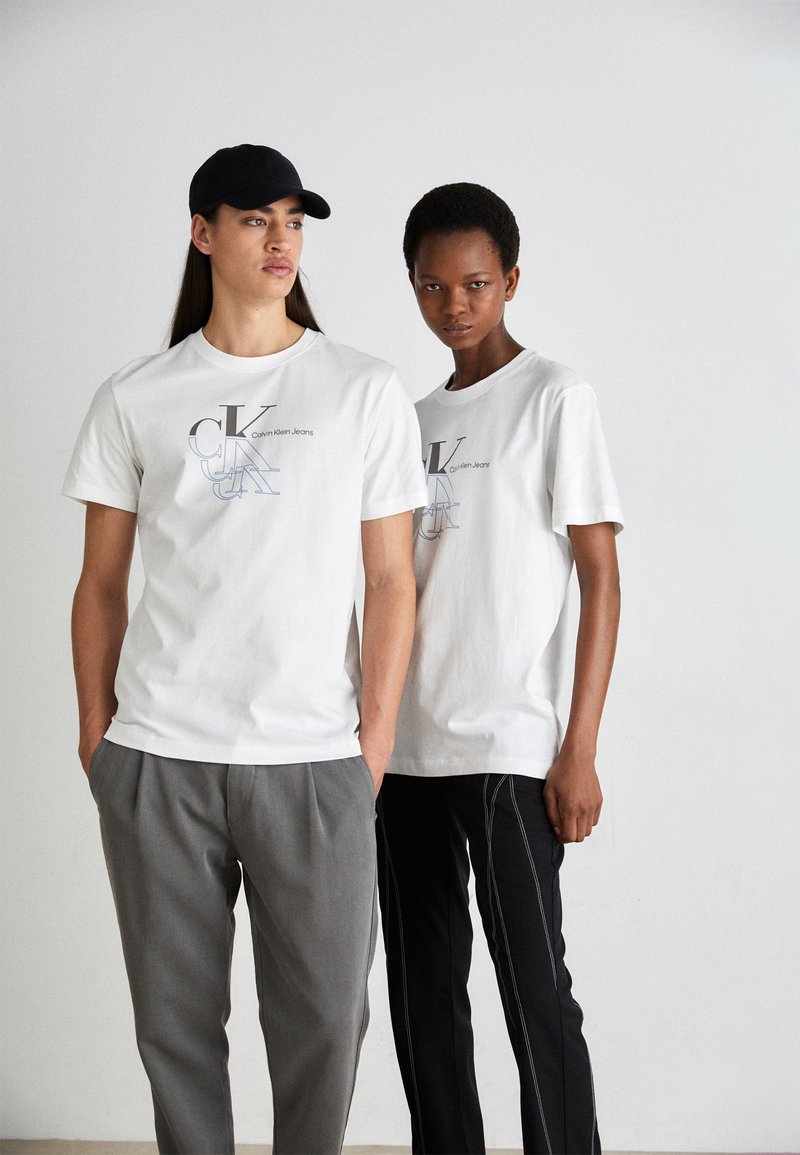 Calvin Klein Jeans MONOGRAM ECHO GRAPHIC TEE UNISEX - T-shirt print - bright white/wit - Zalando.nl