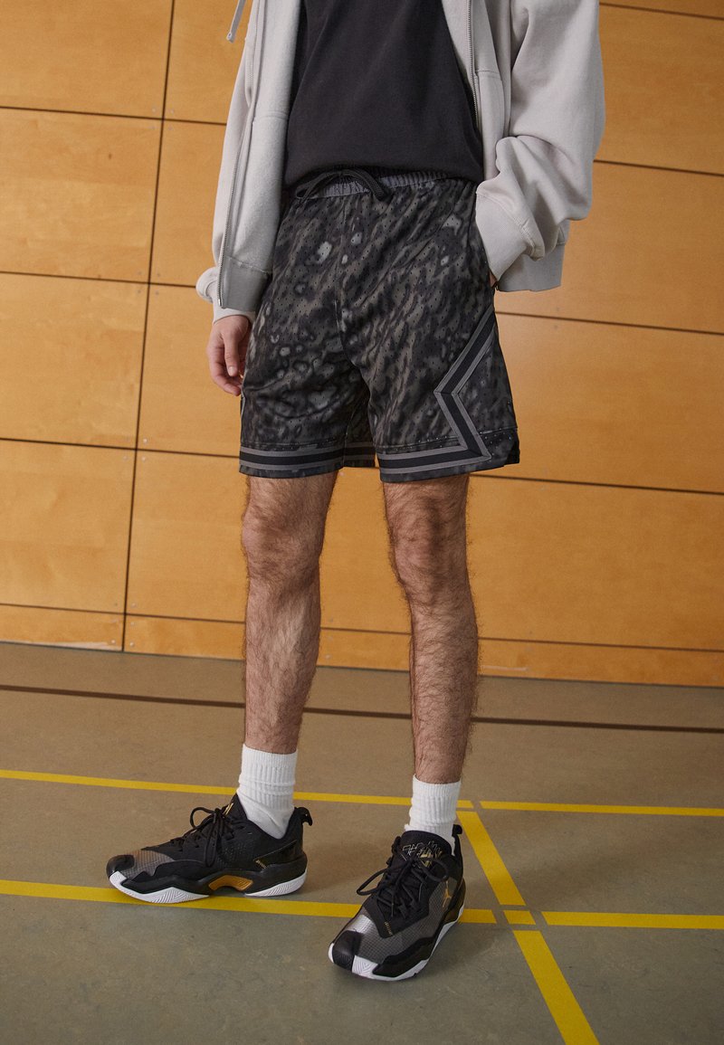 Jordan SPORT AOP DIAMOND SHORT - Sports shorts - black/(white)/black ...