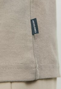 Jack & Jones PREMIUM JPRBLASANCHEZ CREW NECK - T-shirt print - brindle ...