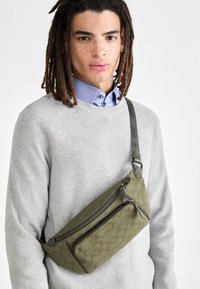 COACH LEAGUE BELT BAG IN SIGNATURE - Sac banane - army green/kaki ...
