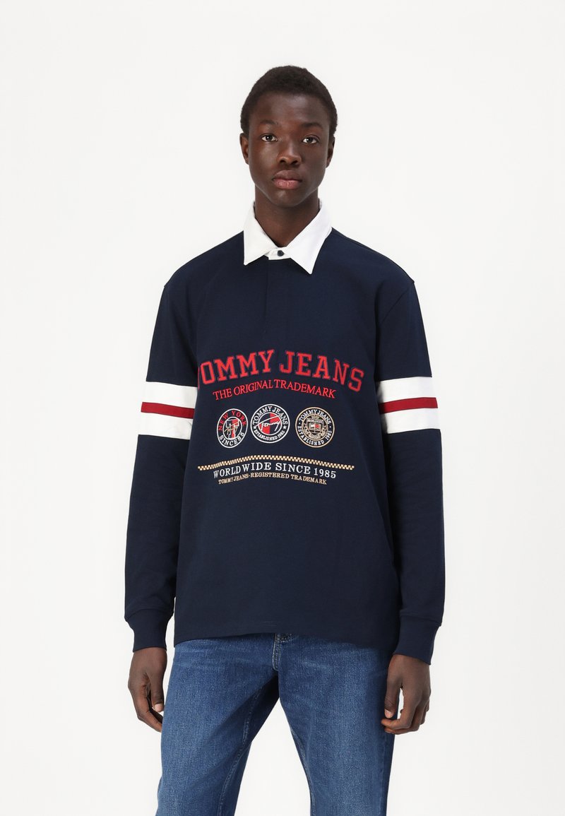 Tommy Jeans VARSITY EXPLORER RUGBY - Long sleeved top - dark night navy ...