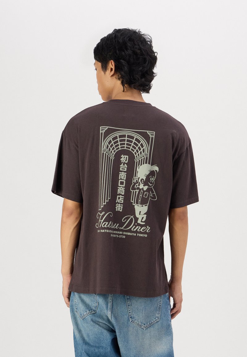 Edwin HATSU DINER UNISEX - Print T-shirt - mole/brown - Zalando.co.uk