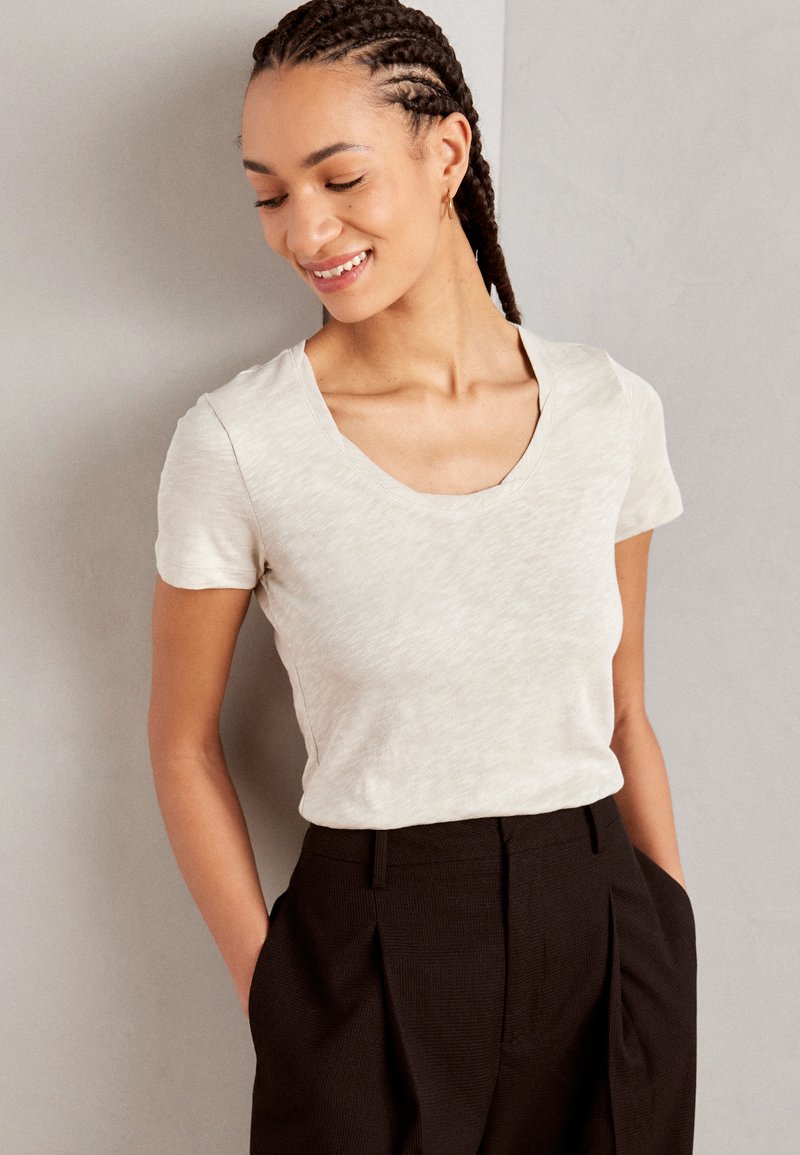 Marc O'Polo SHORT SLEEVE TWISTED DEEP ROUND NECK - T-Shirt basic ...