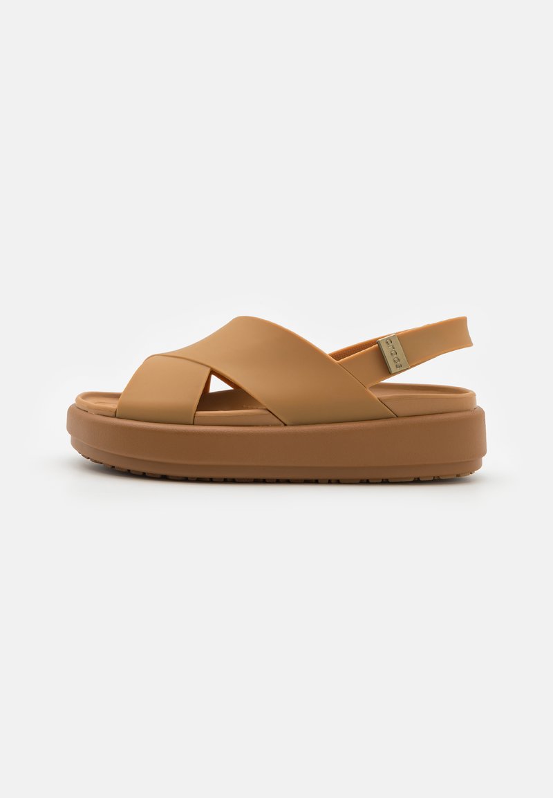 Crocs BROOKLYN LUXE CROSS STRAP - Sandali con plateau - tan/marrone ...