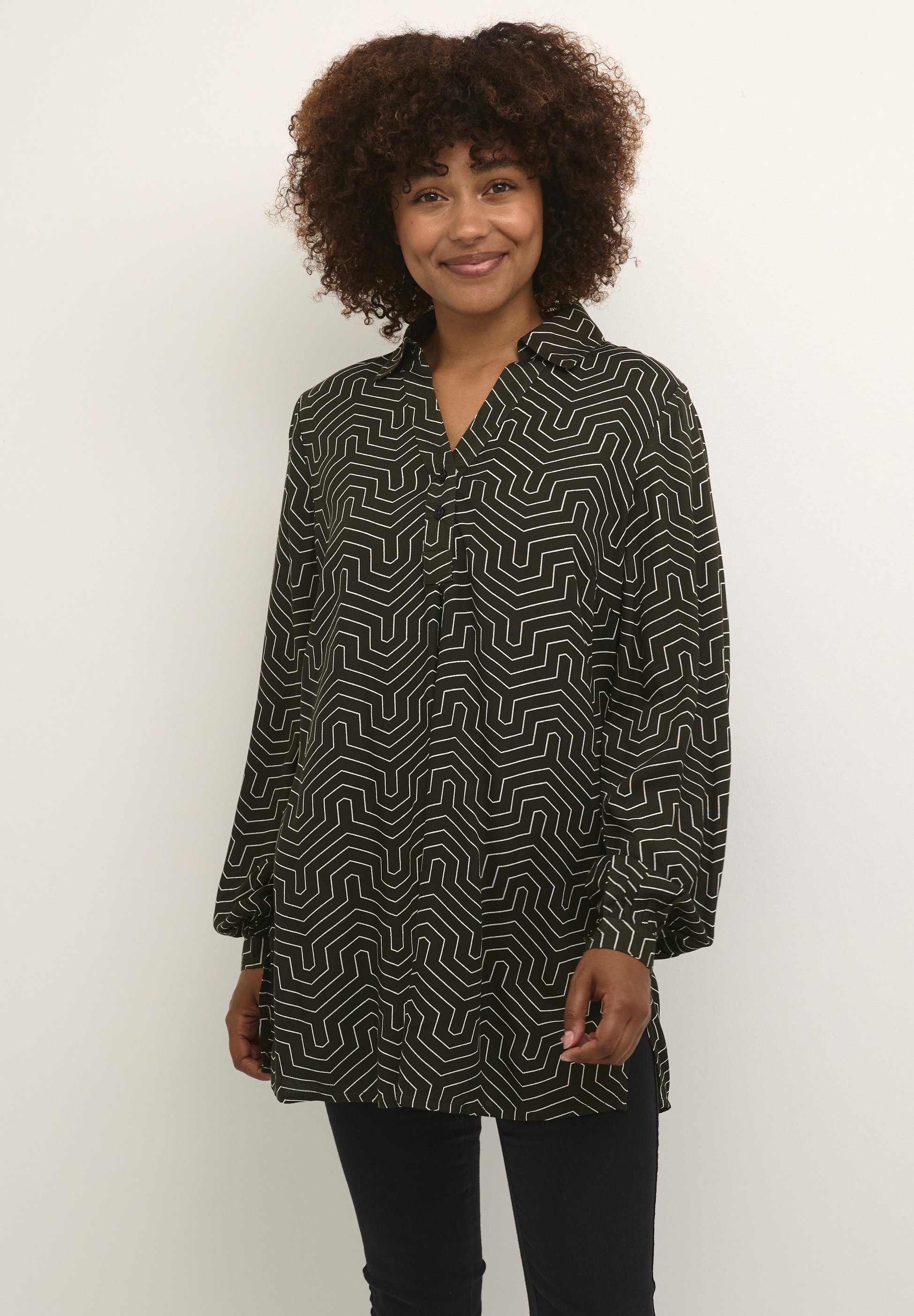 Kaffe SPREAD COLLAR V-NECK - Tunika - dark green line graphic print ...