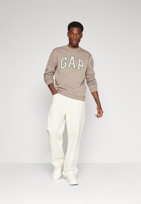 GAP CORE LOGO CREW - Sweatshirt - medium cool brown/hellbraun-meliert ...