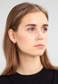 Pilgrim LEAH HOOP - Ohrringe - gold-coloured/goldfarben - Zalando.de