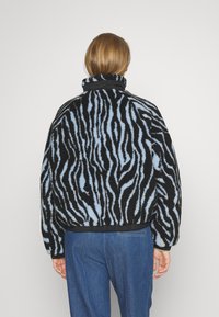 Tommy Jeans SHERPA JACKET - Giacca leggera - zebra/celeste - Zalando.it