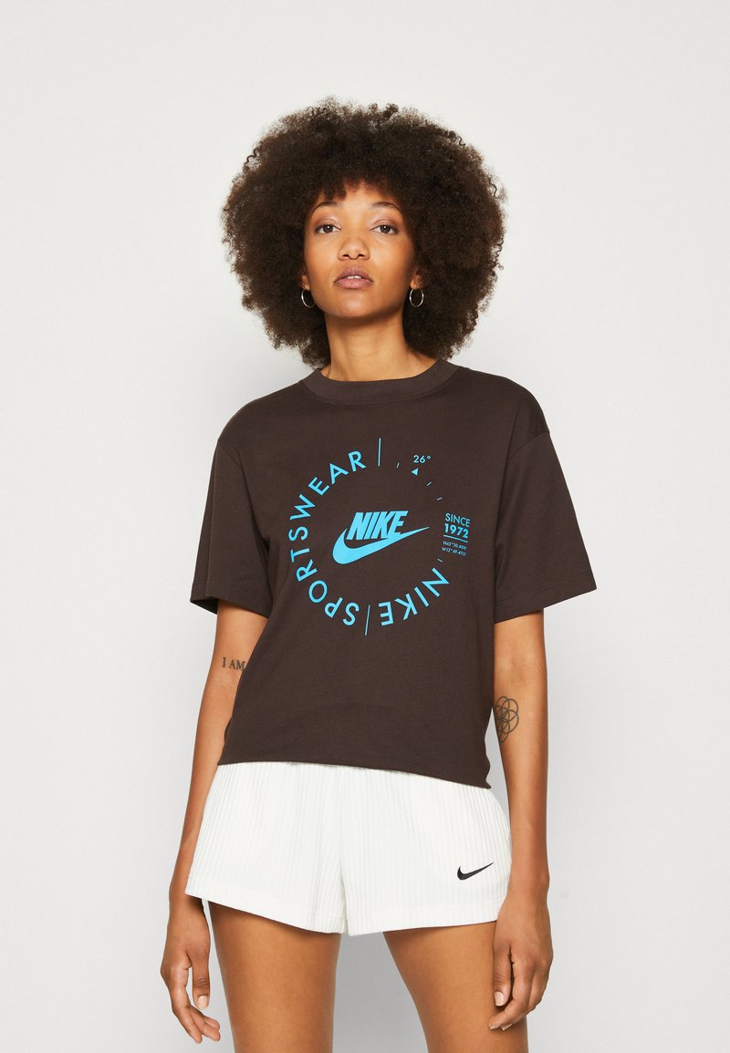 Nike Sportswear W NSW BF PRNT SU - Triko s potiskem - brown/hnědá ...