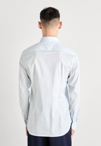 Tommy Hilfiger FLEX MICRO - Chemise - optic white/vessel blue/bleu - ZALANDO.FR