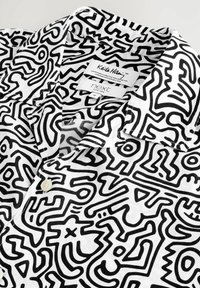 Next REGULAR FIT - KEITH HARING PRINTED SHORT SLEEVE - Skjorter - black ...