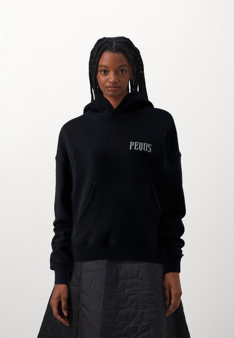 PEQUS CROPPED ISLAND OF HEARTBREAKS HOODIE - Sweatjacke - black/schwarz ...