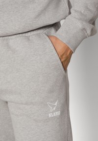 KLABU LOGO PANTS - Jogginghose - grey heather/white/grau - Zalando.ch