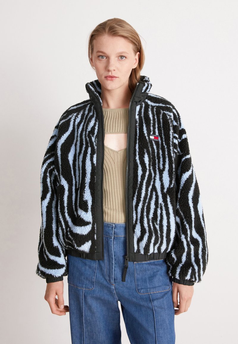 Tommy Jeans SHERPA JACKET - Chaqueta fina - zebra/azul claro - Zalando.es