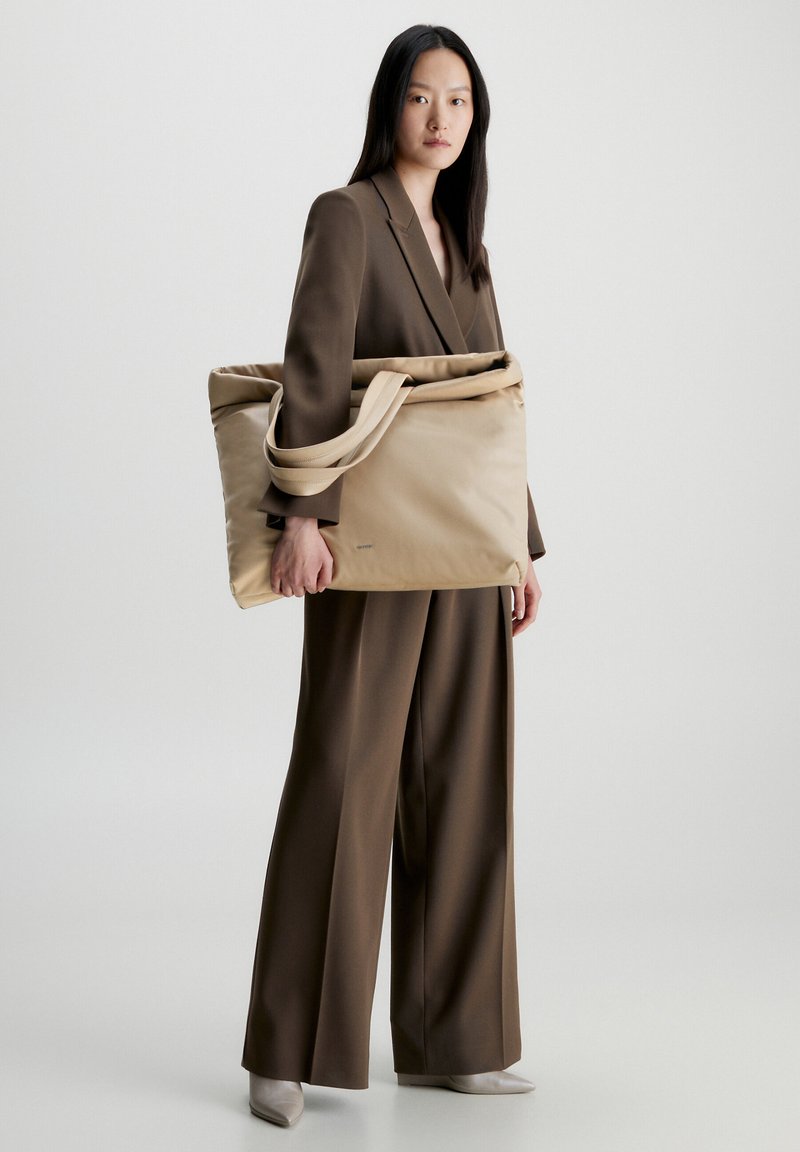 Calvin Klein PUFFED - Shopping Bag - silver mink/beige - Zalando.de