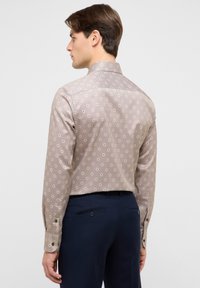 Eterna BEDRUCKT SLIM FIT - Overhemd - mandel/lichtbruin - Zalando.nl