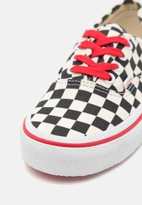 Vans AUTHENTIC BOLT UNISEX - Sneaker low - black/white/red/schwarz ...