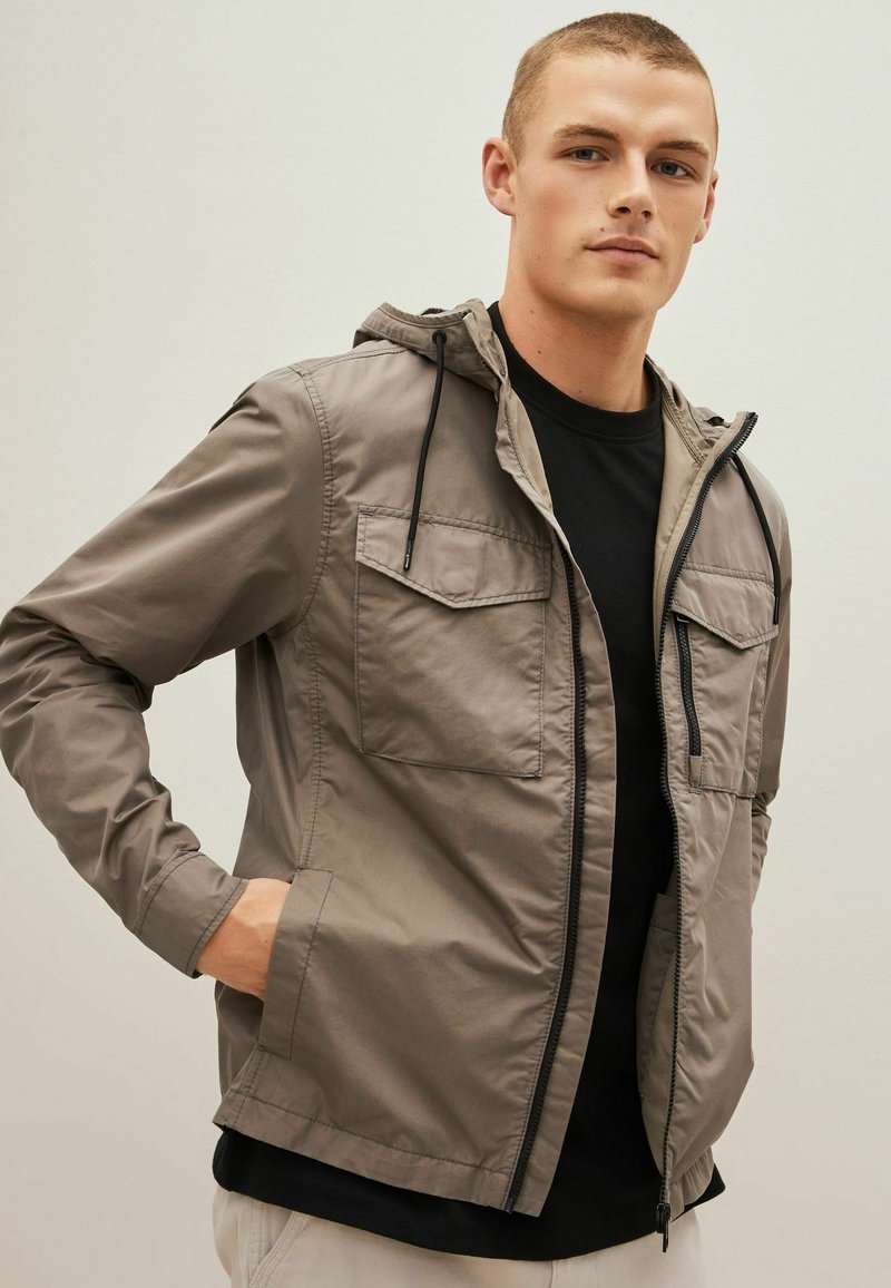 Next SHOWER RESISTANT HOODED SHACKET - Ljetna jakna - stone natural/bež ...