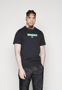 Nike Sportswear TEE SPRING BREAK - T-Shirt print - black/schwarz ...