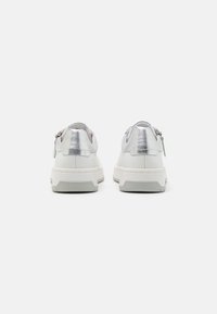 bugatti Sneaker low - white/silver/weiß - Zalando