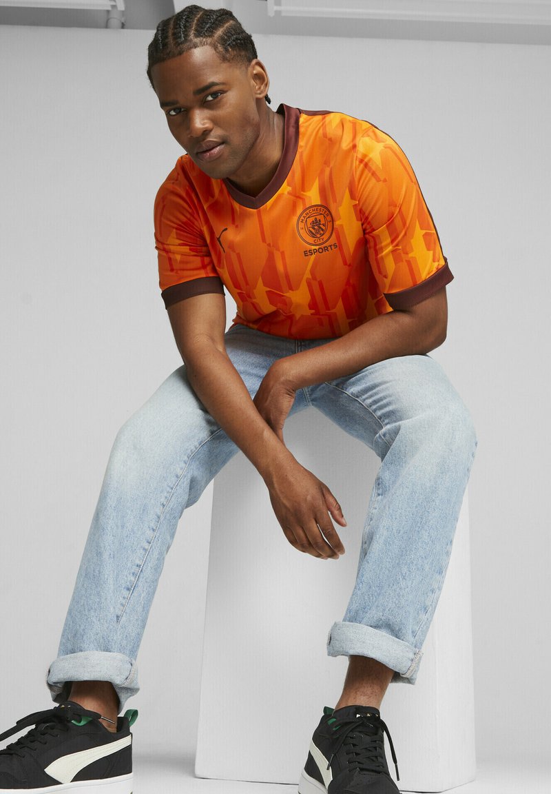 Puma MANCHESTER CITY ESPORTS - Vereinsmannschaften - aubergine-orange ...