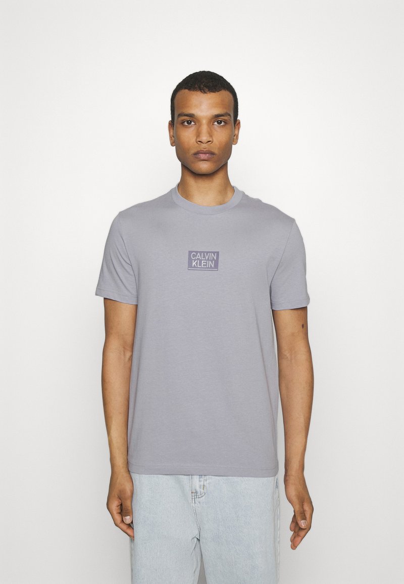 Calvin Klein GLOSS STENCIL LOGO - Print T-shirt - dapple gray/lilac ...