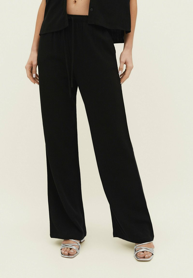 Stradivarius LONG FLOWING RUSTIC - Pantalon classique - black/noir ...