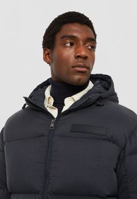 Tommy Hilfiger NEW YORK HOODED JACKET - Daunenjacke - desert sky ...