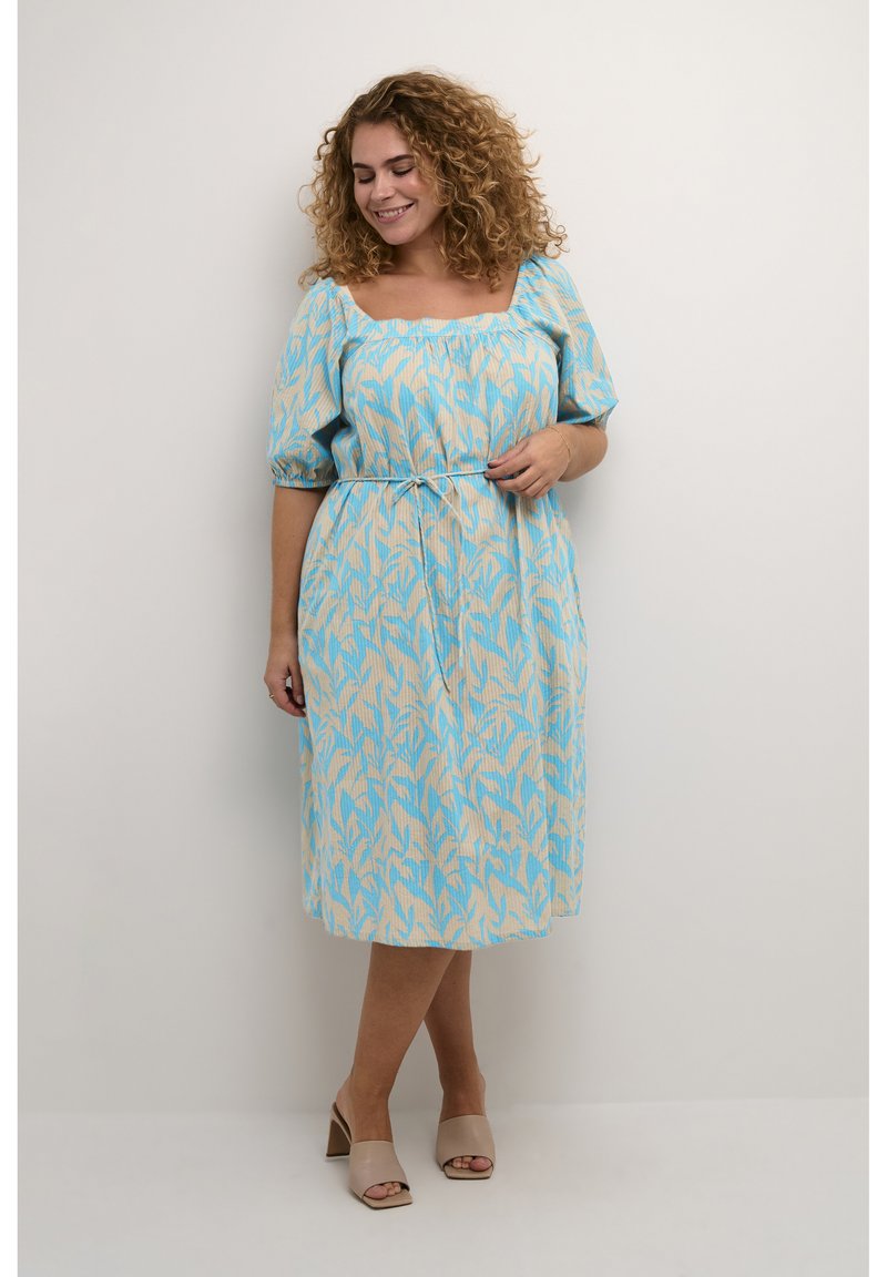 Kaffe Curve LOREN - Robe de jour - blue sand graphic leaf print/bleu ...