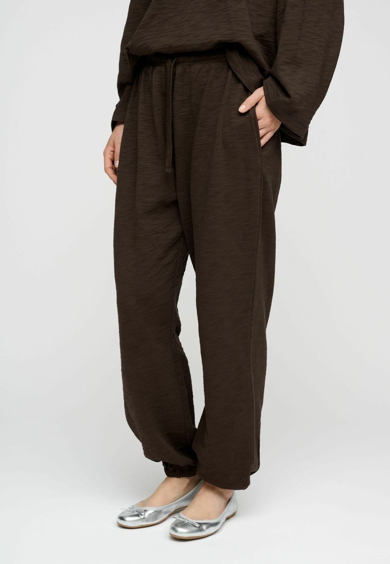 moshi moshi mind ZEN - Pantalon de survêtement - dark brown/marron foncé - ZALANDO