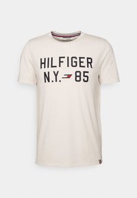 Tommy Hilfiger GRAPHIC TRAINING TEE - T-Shirt print - weathered white ...