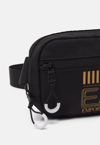 EA7 Emporio Armani TRAIN CORE POUCH BAG SMALL UNISEX - Marsupio - black/gold/nero - Zalando.it