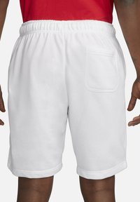 Nike Sportswear M NK CLUB+ FT SHORT LBR - Jogginghose - white/white ...