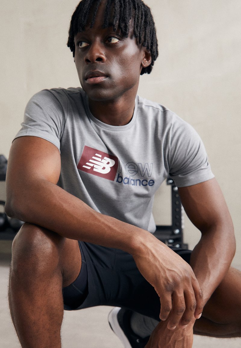 New Balance SPORT ESSENTIALS HEATHERTECH GRAPHIC - Sportovní tričko ...