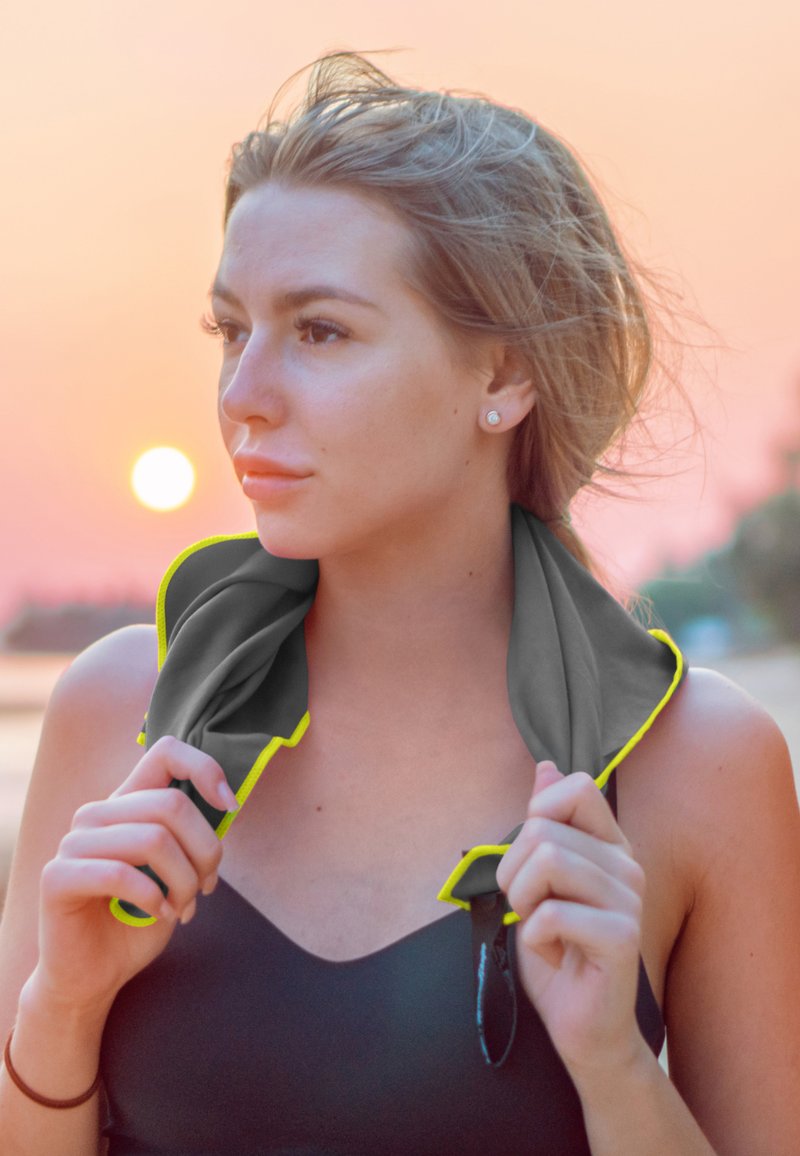 NirvanaShape NIRVANASHAPE ® DAS REISE-HANDTUCH FÜR BACKPACKER, URLAUBER ...