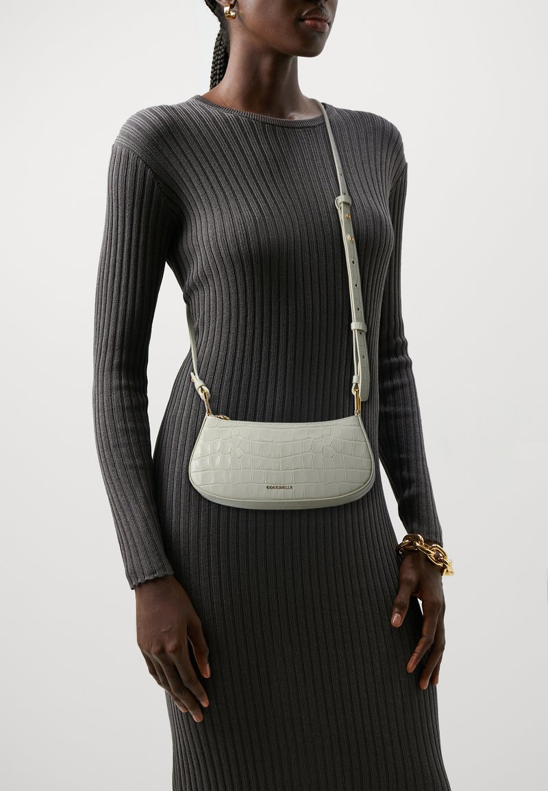 Coccinelle MERVEILLE CROCO SHINY - Handtasche - celadon green/grün ...