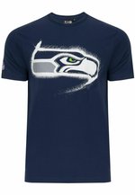 New Era NFL SPRAY BUCS CHIEFS SEAHAWKS PATRIOTS PACKER - Print T-shirt ...