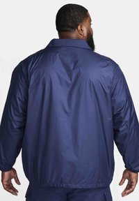 Nike Sportswear CLUB COACHES - Kevyt takki - midnight navy white ...